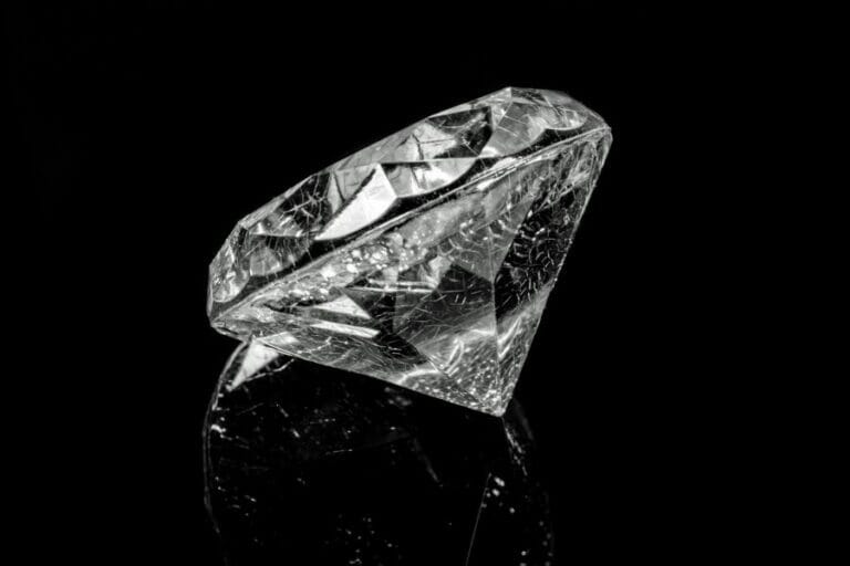 17 Dazzling White Gems, Minerals, Crystals, and Rocks (Photos)