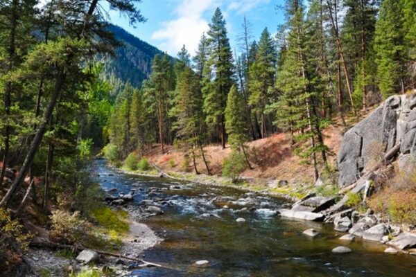 47 Amazing Spots To Find Crystals in Montana in 2025